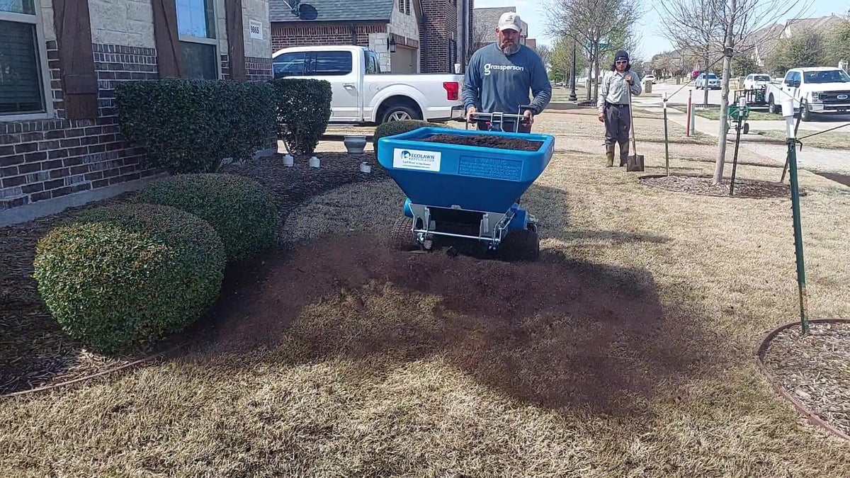 Top Dressing a Lawn: How to Do It & Why It’s Important in North Texas